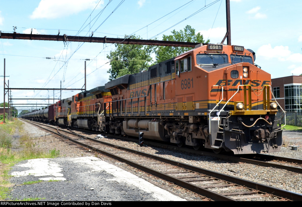 BNSF ES44C4 6981 leads K040-04